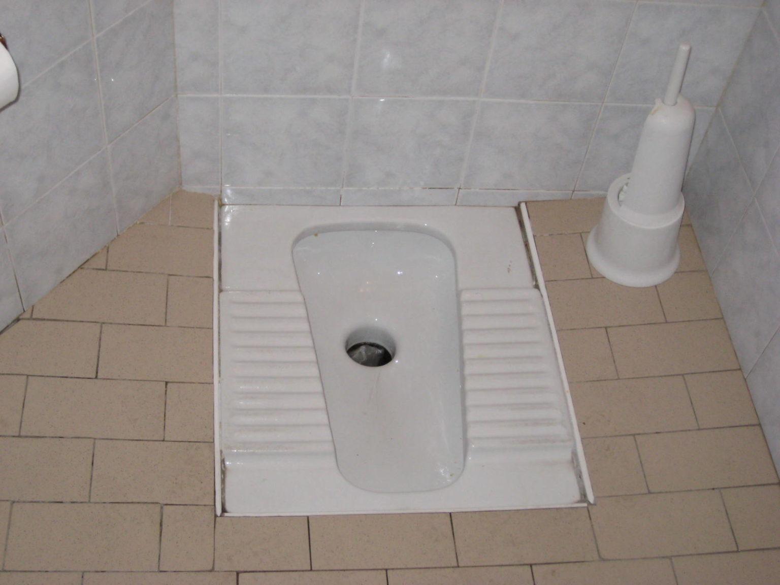 Utiliser des Toilettes Turques Etape par Etape - S'accroupir aux WC